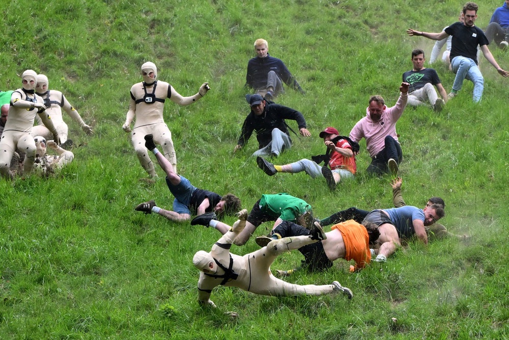 AP PHOTOS: Runners trip, stumble and roll their way to victory in ...