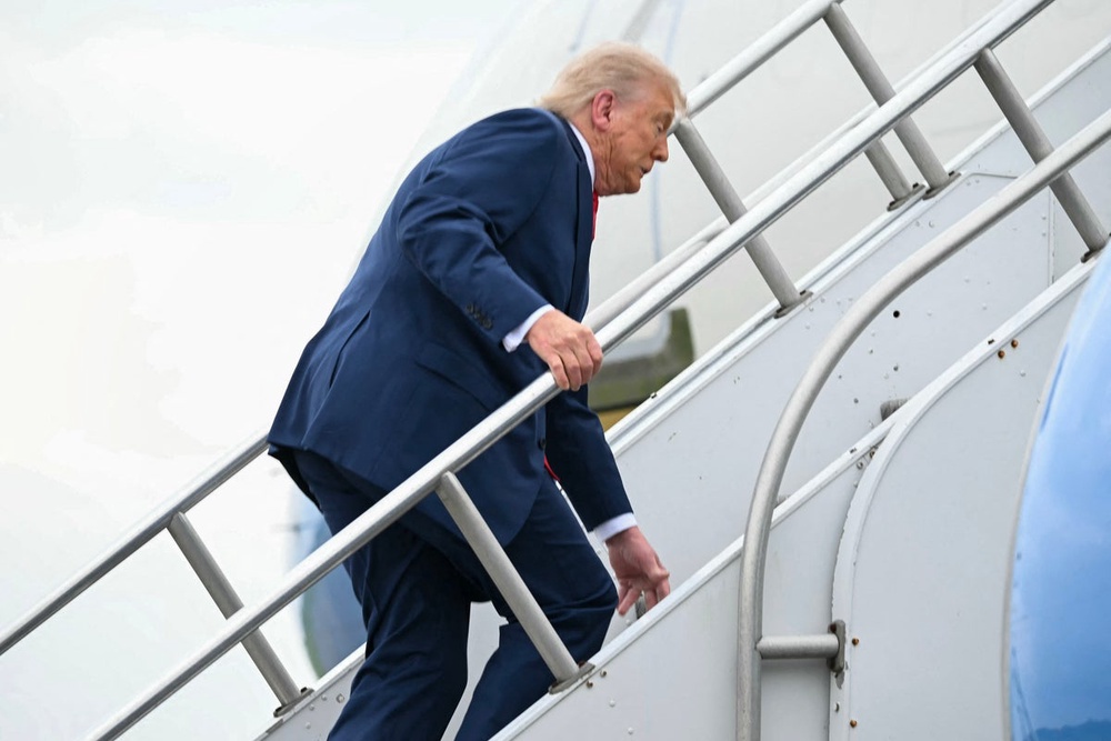 Trump mocked after Air Force One stumble