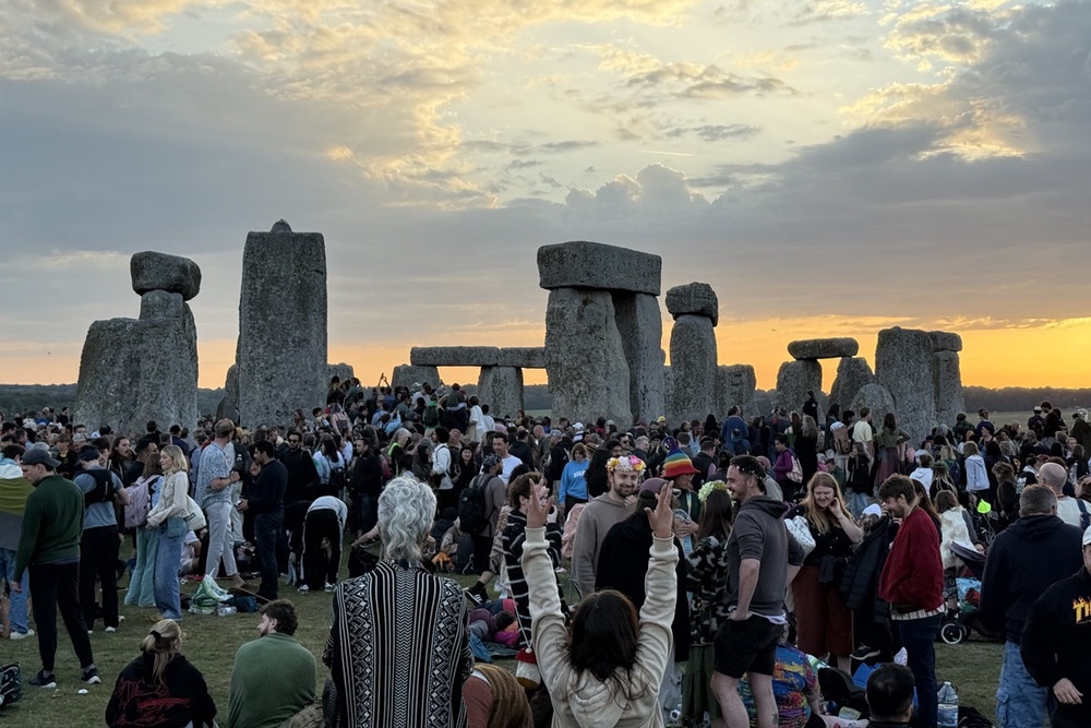 Thousands brave the heat to watch summer solstice sunrise