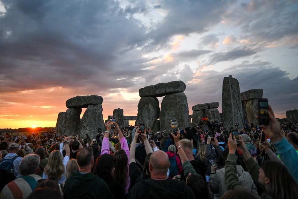 Stonehenge summer solstice sunrise draws record breaking crowd