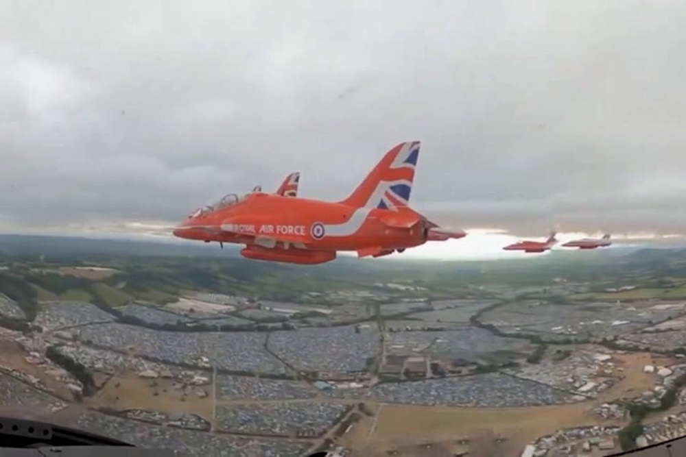 Watch as the Red Arrows fly over Glastonbury during surprise Pulp ...