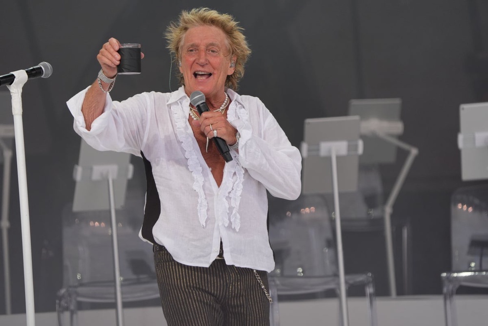 Rod Stewart’s AI tribute to Ozzy Osbourne shows musician taking selfies ...