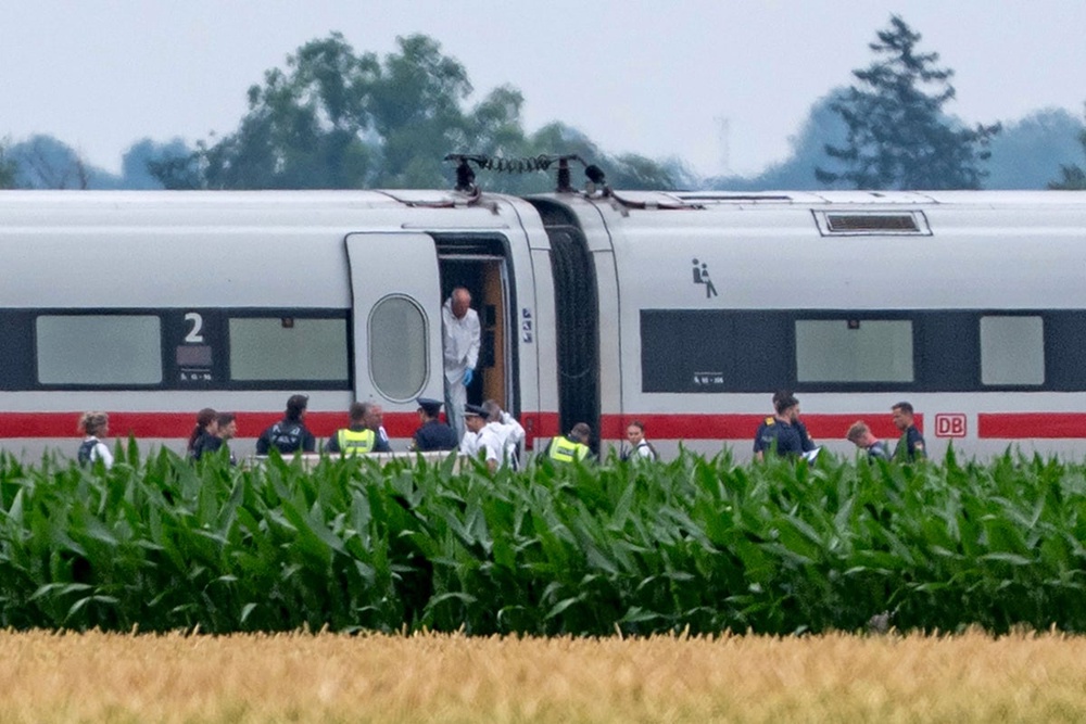 Police say a man injured 4 with an axe on a German train before he was ...