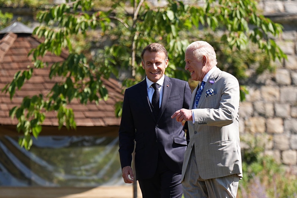 The 28-second handshake between King Charles and President Macron
