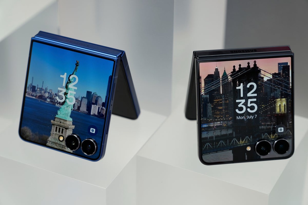 Samsung introduces new generation of folding phones