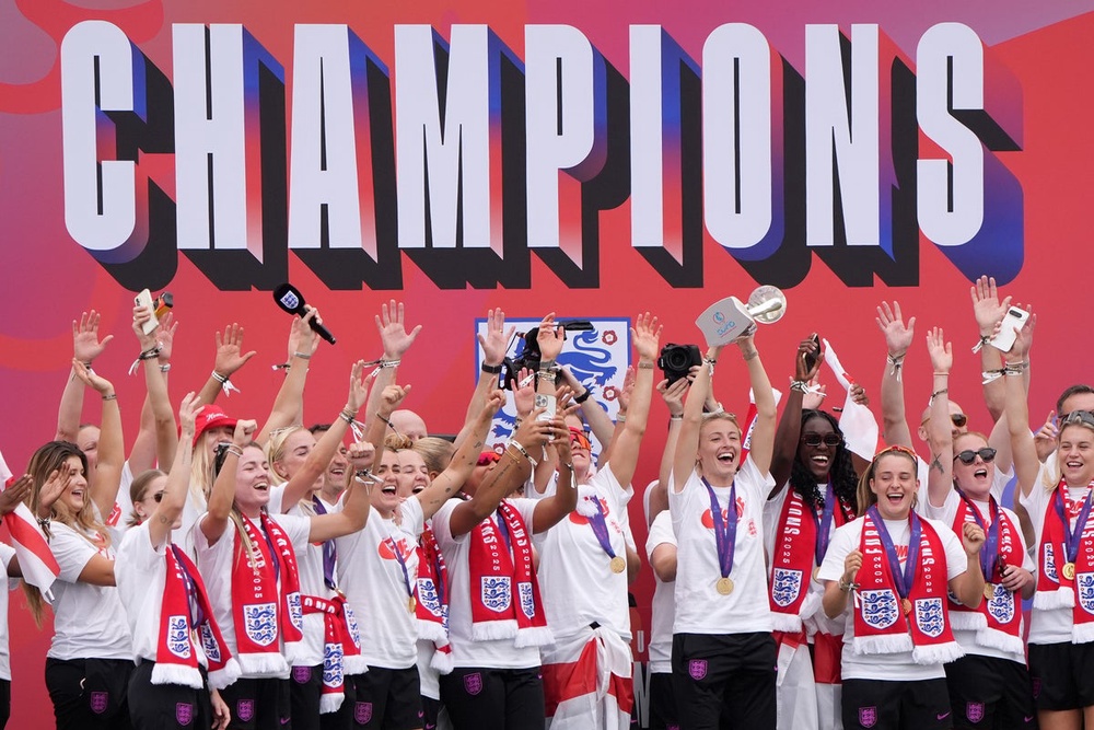 Lionesses lift Euros trophy in front of thousands at Buckingham Palace