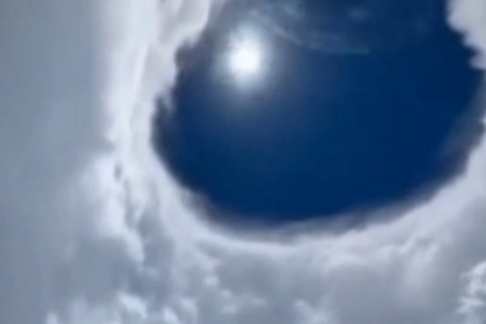Air Force plane flies into eye of Hurricane Erin capturing ...