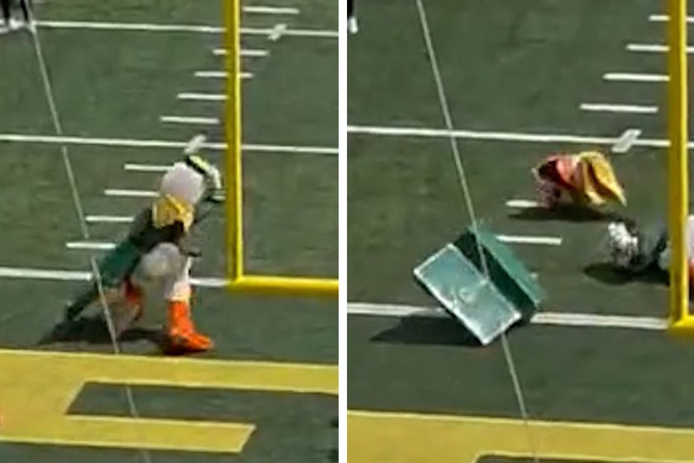 Oregon Ducks mascot trips and loses his head before running off field