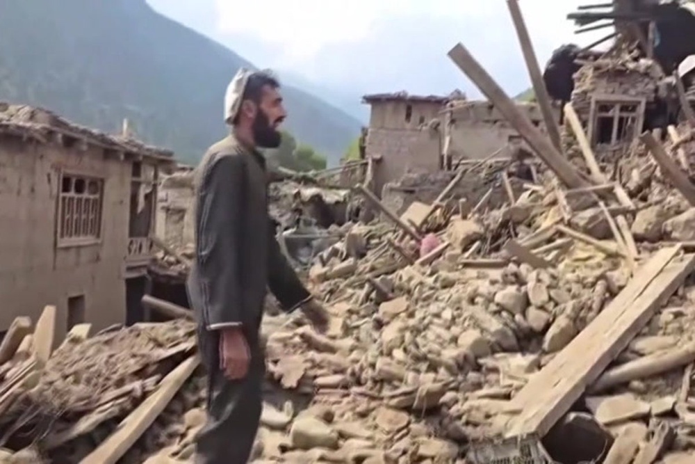 Afghanistan villagers dig through rubble with bare hands in desperate ...