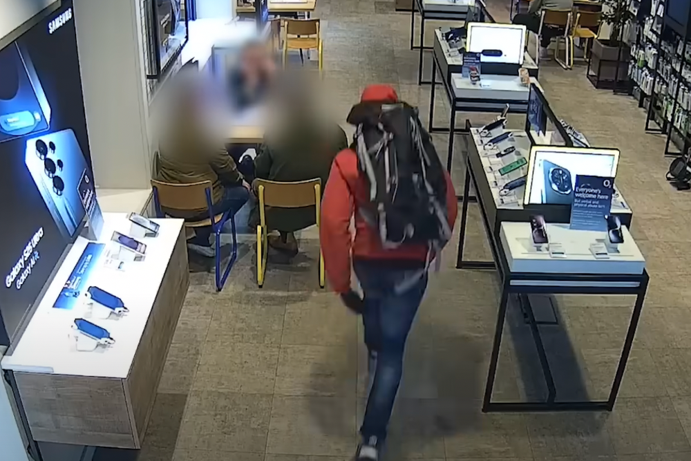 Gang of masked phone thieves burst into O2 store in violent high street ...