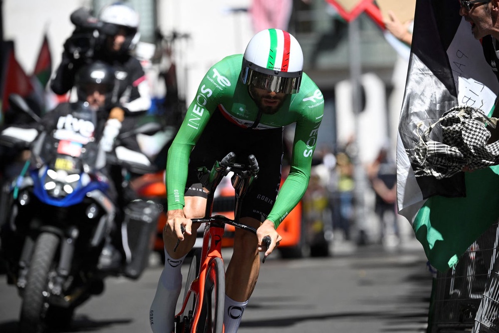 Tom Pidcock moves step closer to securing Vuelta podium finish as ...
