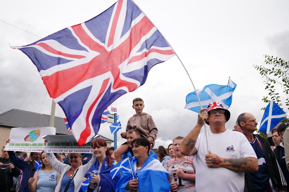 Anti-immigration group and counter-protesters in Falkirk standoff