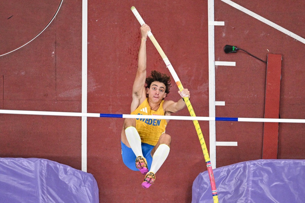 World Athletics Championships live: Duplantis breaks pole vault world ...