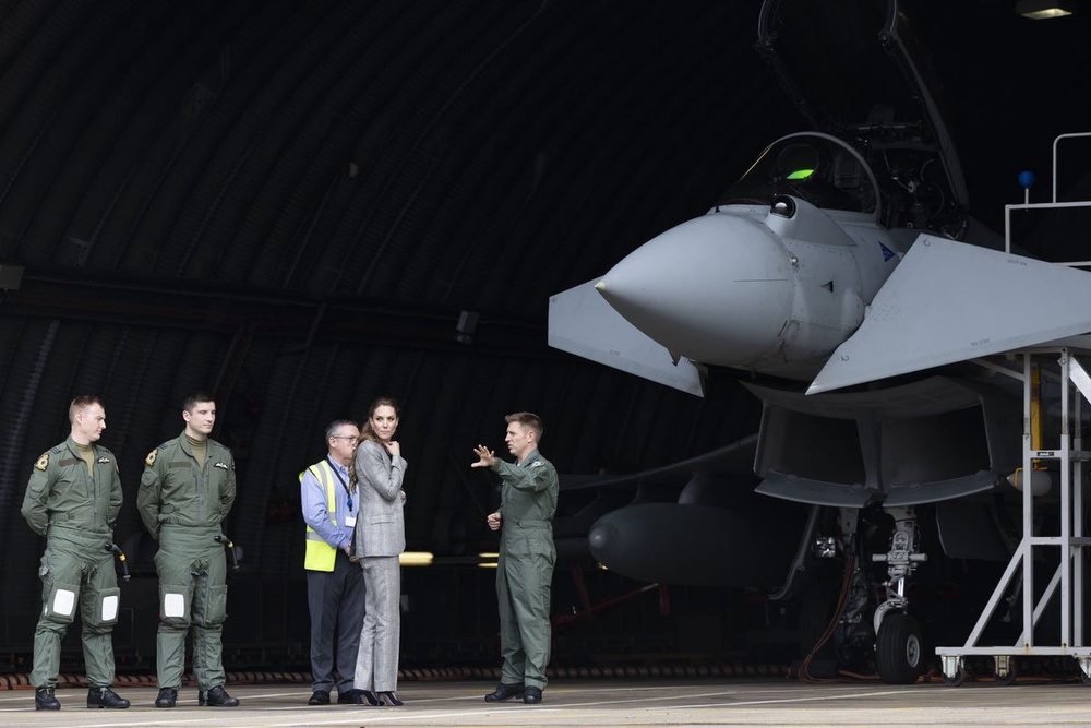 Princess Kate ‘does loop-the-loop’ over countryside during visit to RAF ...