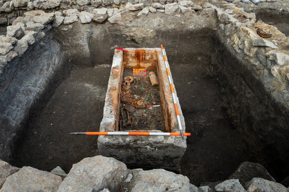 Archaeologists lift the lid on a 1,700-year-old Roman sarcophagus ...