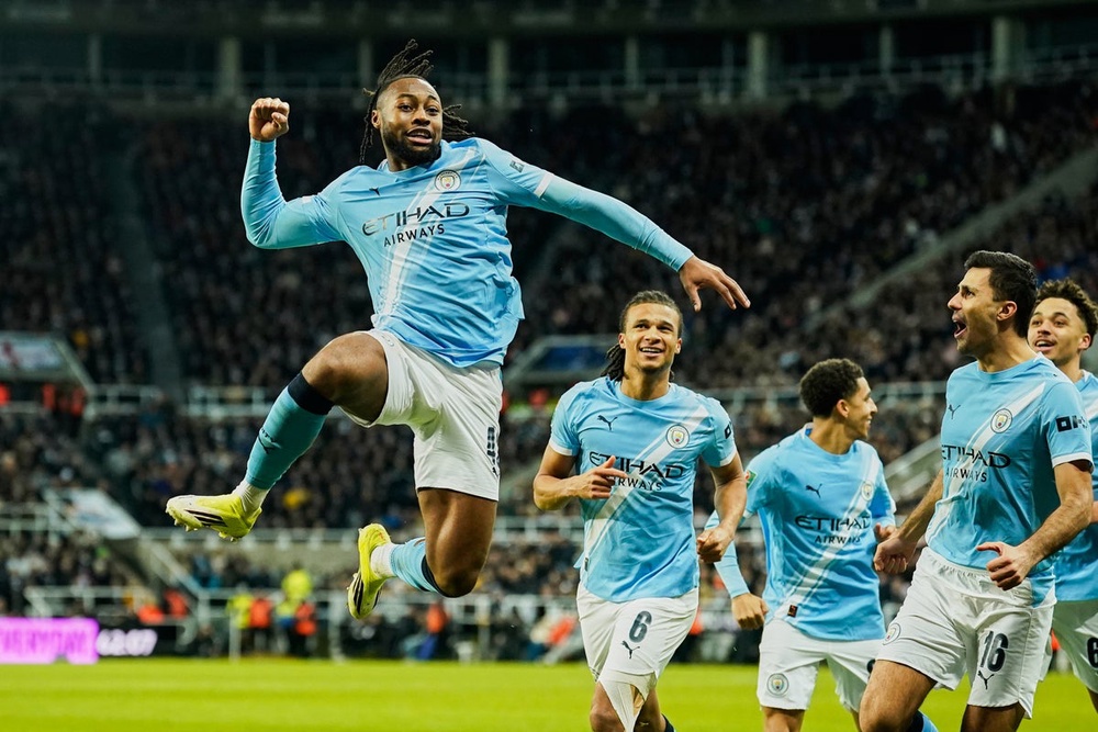 Antoine Semenyo’s flying start puts Man City on brink of Carabao Cup final