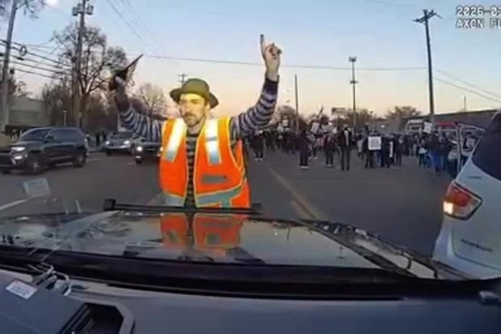 Protester ‘fakes’ being struck by police patrol car during ICE ...