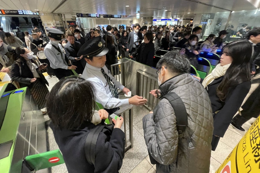Chaos for commuters on Tokyo metro as rare power outage halts services ...