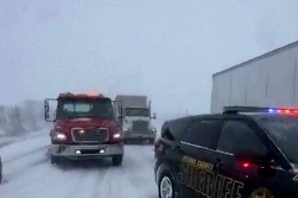 Driver films 100 vehicle-pile up carnage after white out blizzard in US ...