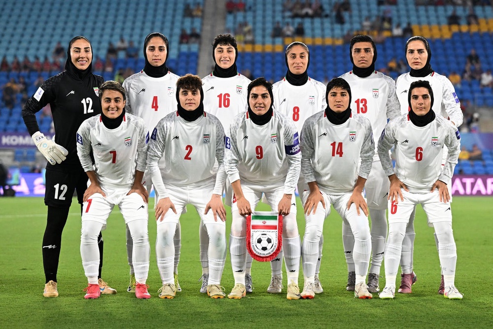 Iran player Sara Didar holds back tears responding to a war-related ...
