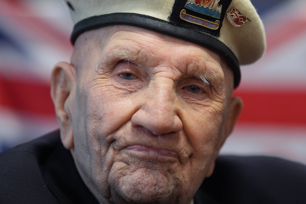 Second World War veteran who got thousands of cards for birthday dies ...