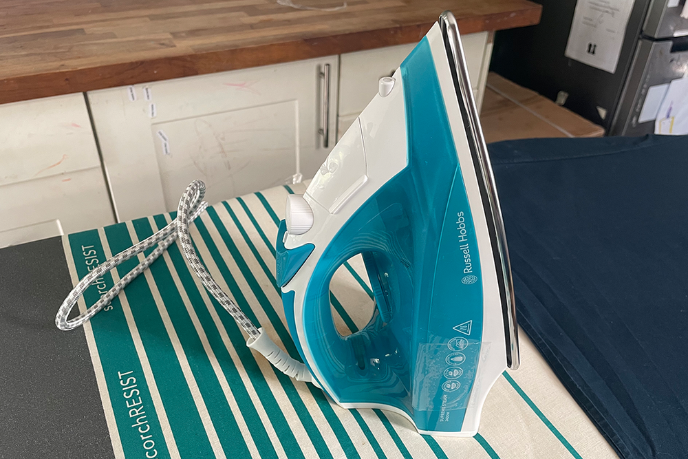 10 best steam irons for blasting through stubborn creases - Newswav