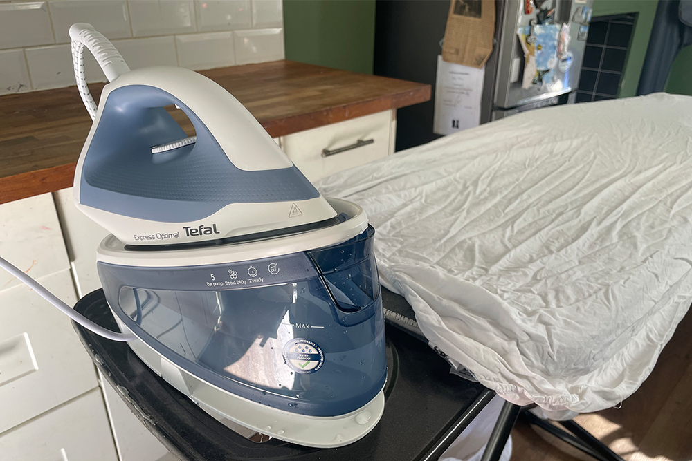 10 best steam irons for blasting through stubborn creases - Newswav