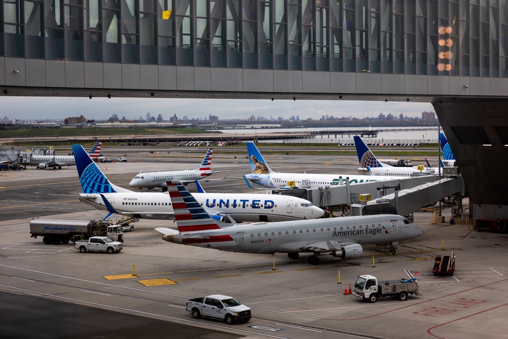 FAA pushing to hire thousands of new air traffic controllers as airport ...