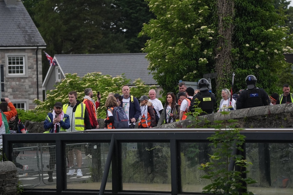 DUP MP defends photo with masked men at Scarva protest - Newswav