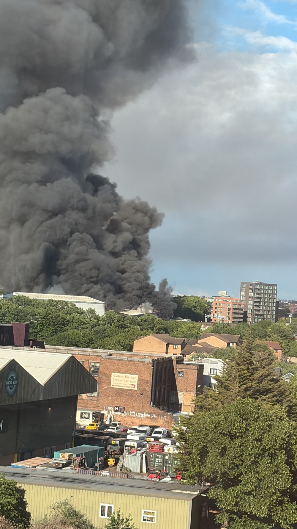 Bermondsey fire: 100 firefighters called to huge blaze near Canada ...