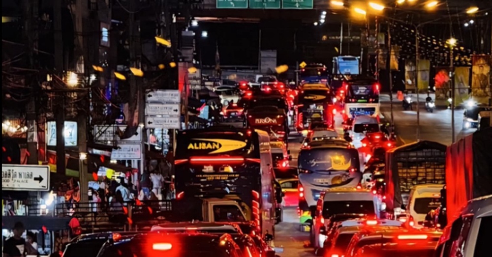 Ribuan pelancong Malaysia tersekat lebih 12 jam di sempadan Bukit Kayu ...