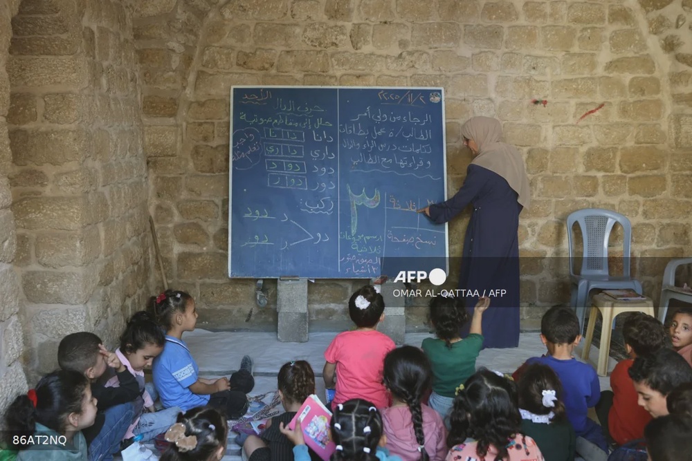 Gaza children return to makeshift schools without books after war