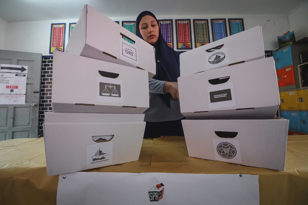 Sabah polls: EC deploys extra ballot boxes for larger papers