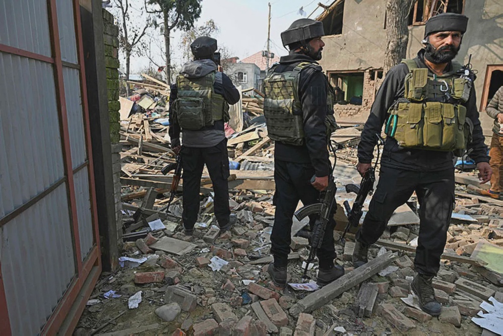 Indian police carry out sweeping raids in Kashmir