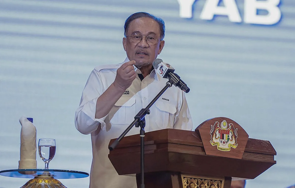Anwar and Wan Azizah pray for Dr Mahathir’s recovery after fall