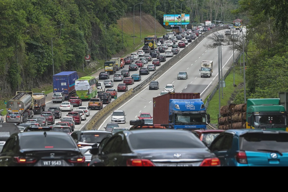 Chinese New Year reverse exodus traffic builds on major highways