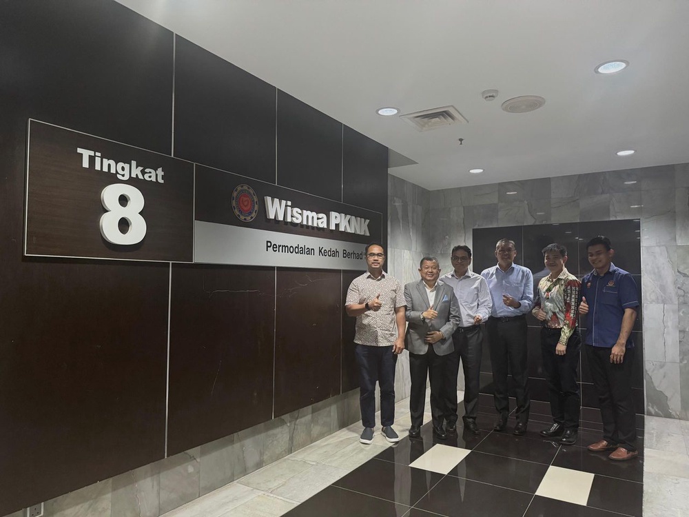 Courtesy Visit by YM Raja Dato’ Azwane bin Raja Ariff to the Chief ...