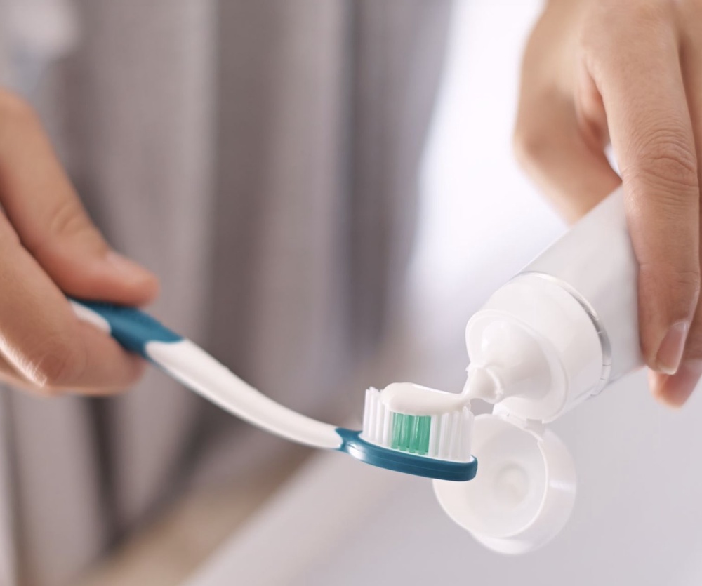 Should You Floss Your Teeth Before Or After You Brush Them? Dentists ...