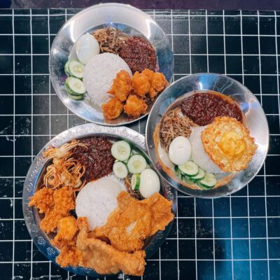 Nasi lemak penuh satu talam, banyak lauk-pauk, kenyang sampai hari esok ...