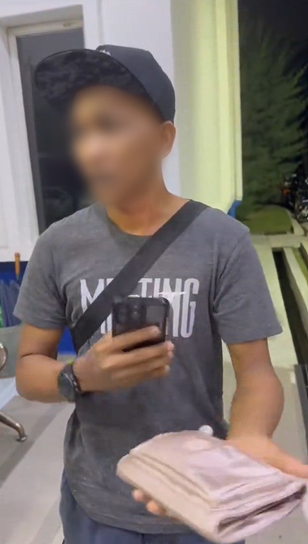M’sian Man Returns Lost Purse to China Couple, They Accuse Him of ...