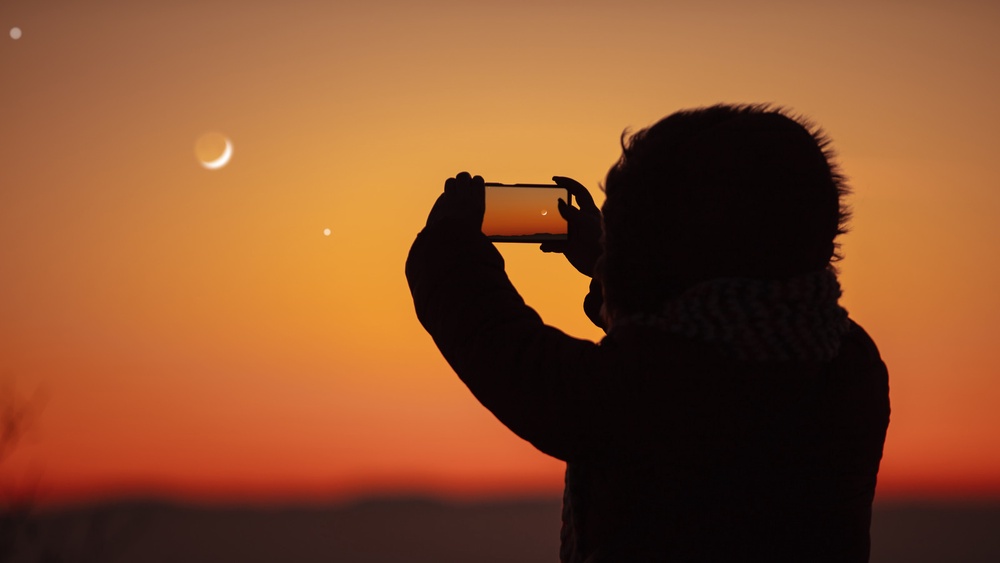 How To Take Instagram-Worthy Photos Of The Moon With Your iPhone