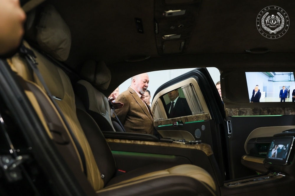King test drives Russian-made Aurus luxury car during visit to top auto ...