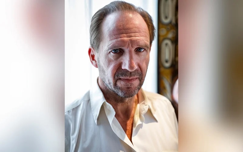 Ralph Fiennes cooks up a culinary storm in ‘The Menu’