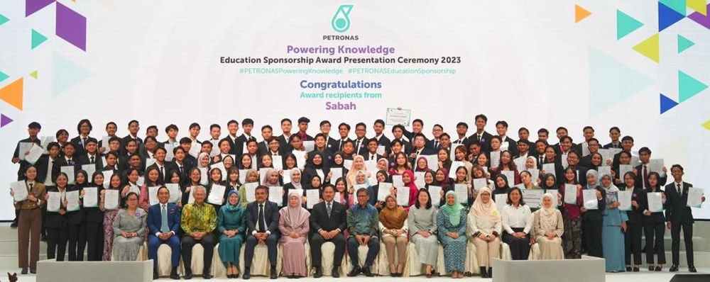 Petronas sponsorship for 116 SPM top scorers from Sabah