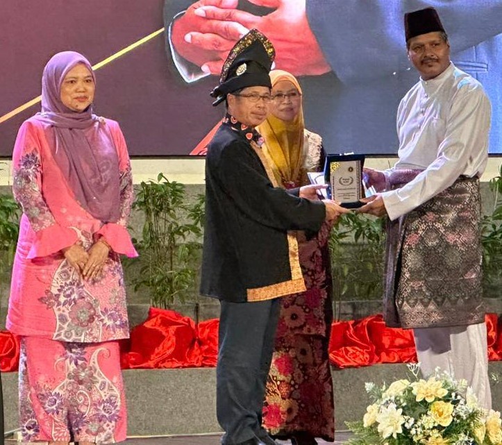 ‘Pengetua Cemerlang’ receives Tokoh Guru