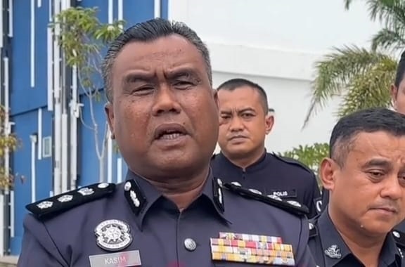 Amaran parkir di jejambat Aeropod, tepi jalan Tg Aru