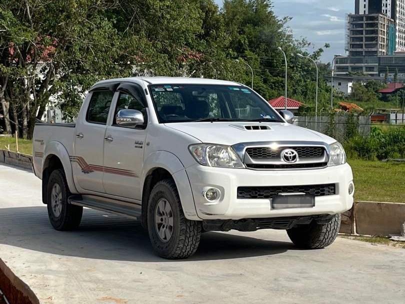 Hijacker tricks family in fake crash, steals Hilux