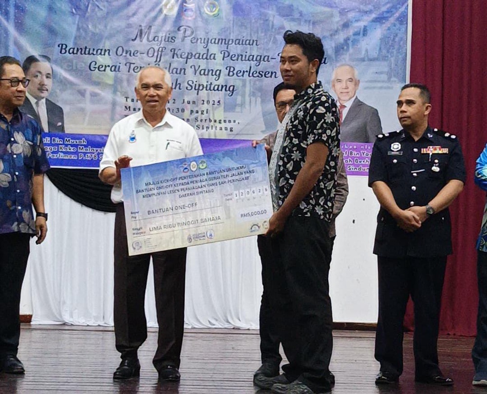 66 licensed Sipitang roadside traders receive RM5,000