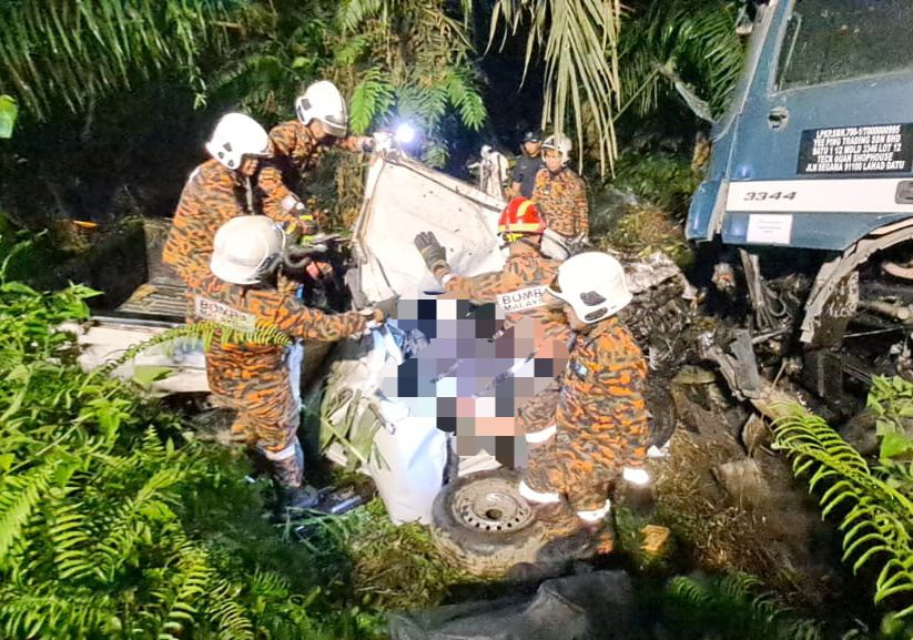 Tiga maut 4WD bertembung lori