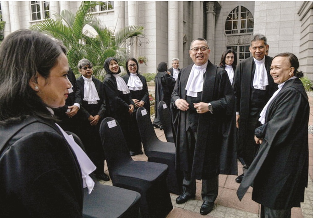 New Chef Justice takes oath